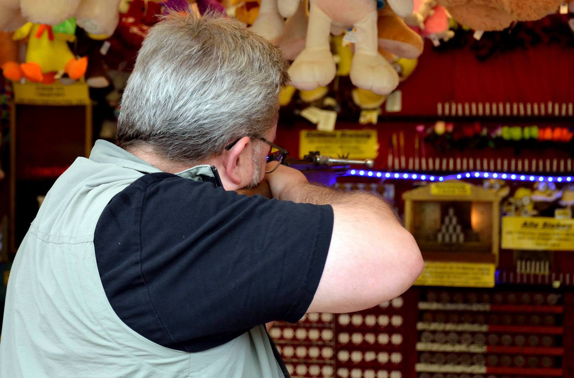 Volksfest-Isen-2016-Henry-Dinger-Luftballon-Schießstand – IsenInfos.de